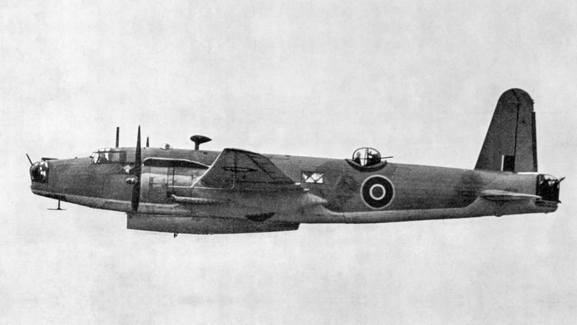 Vickers Warwick Britain's Twin Engine Bomber - PlaneHistoria